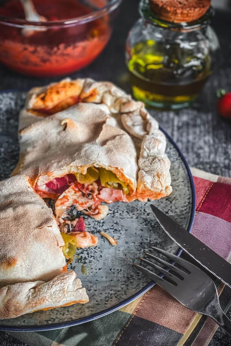 Pizza Calzone | die gefüllte Pizzateig Tasche