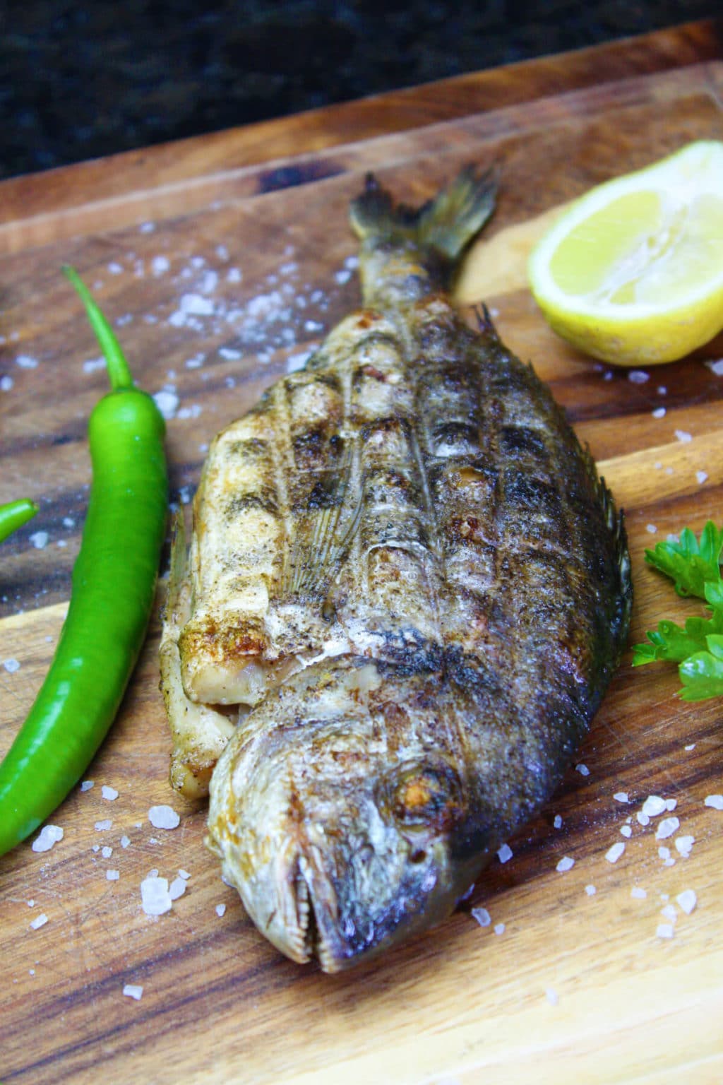Dorade grillen mit Trick: So klebt der Fisch nicht am Rost fest!