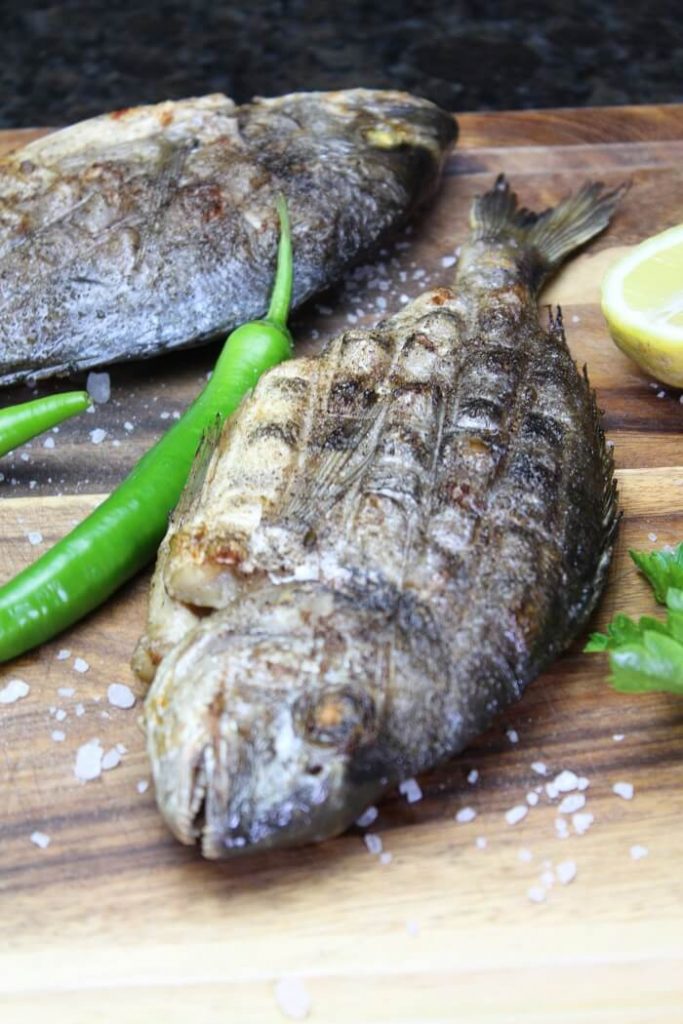 Dorade grillen mit Trick: Fisch klebt nicht am Rost! Inklusive Video!