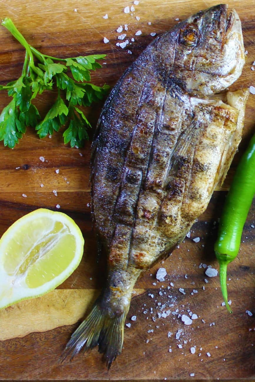 Dorade grillen mit Trick: So klebt der Fisch nicht am Rost fest!