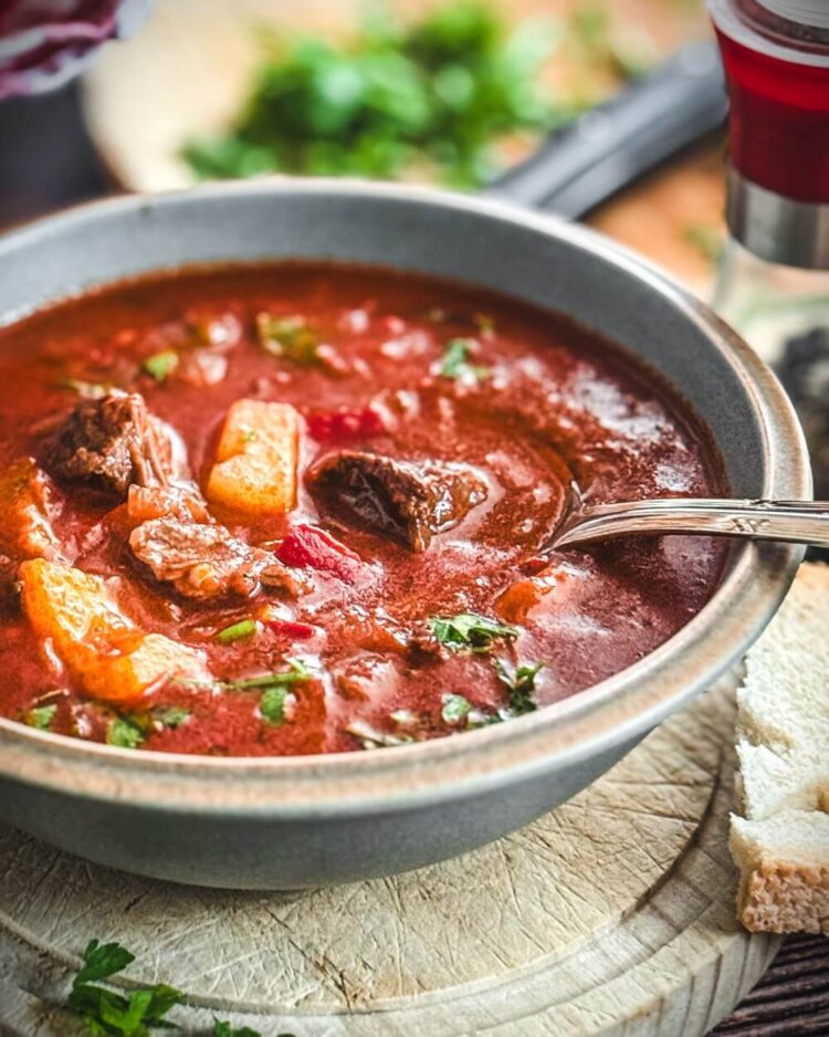 Ungarische Gulaschsuppe | Klassisches & einfaches Rezept