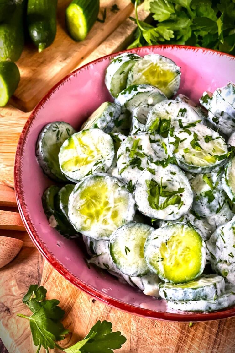Gurkensalat mit Joghurt Dressing | klassisches Rezept
