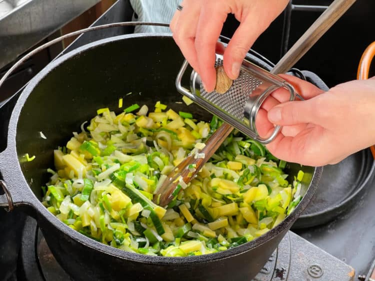 Käse Lauch Suppe Rezept | klassisch & schnell | diefrauamgrill.de