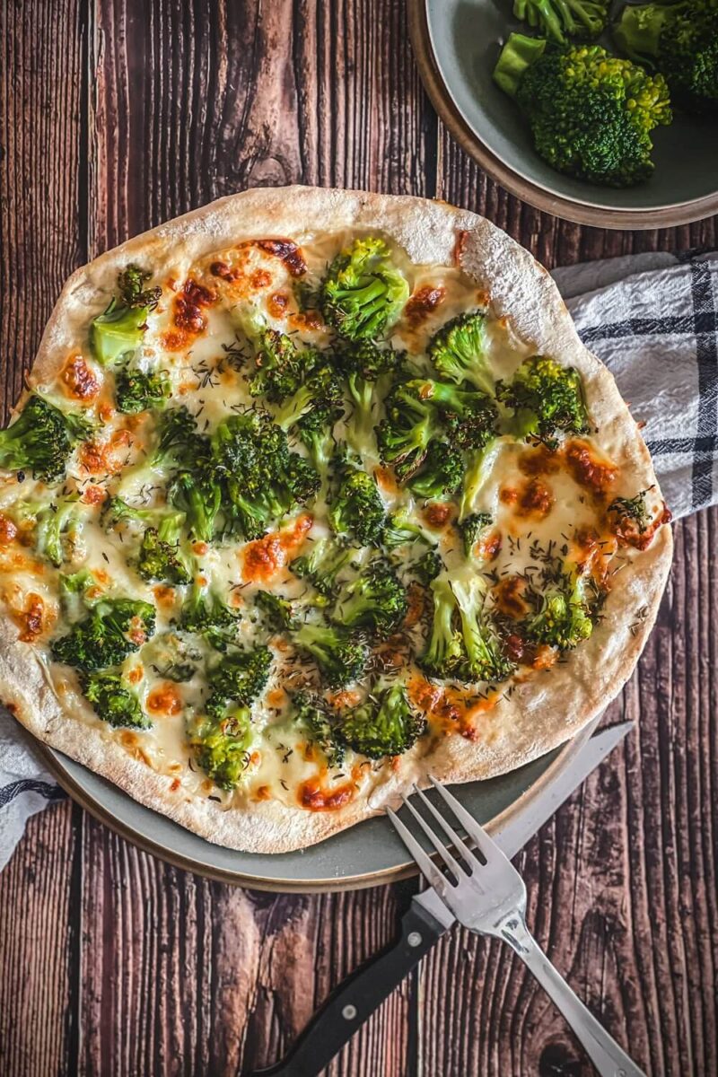 Brokkoli Pizza | grün, cremig & so lecker