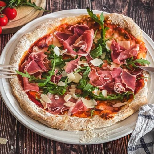 Pizza Parma mit Parmaschinken, Rucola & Parmesan