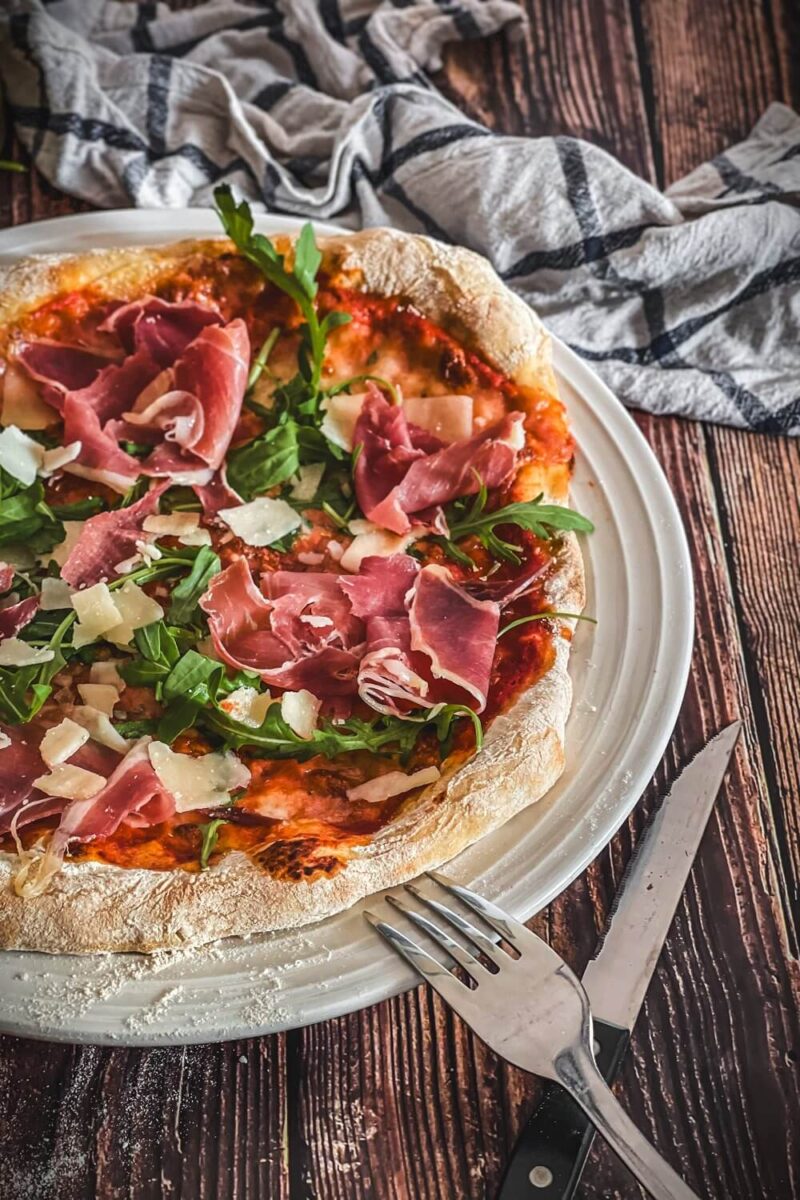 Pizza Parma mit Parmaschinken, Rucola & Parmesan