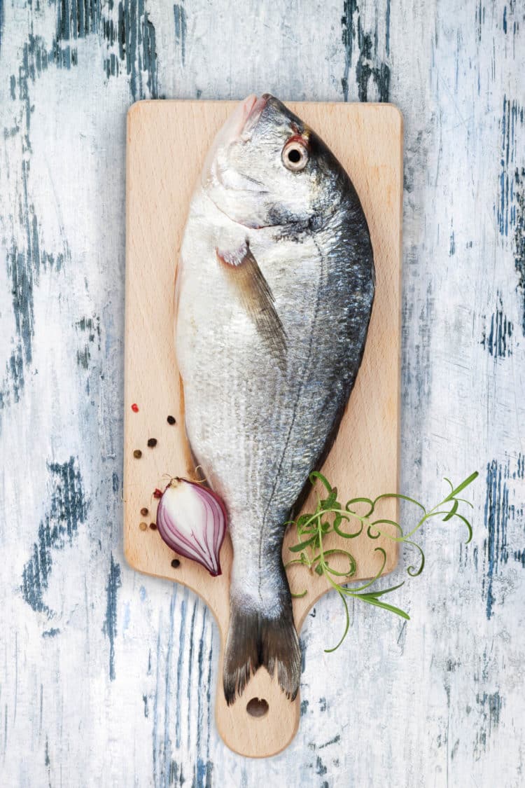 Dorade grillen mit Trick: So klebt der Fisch nicht am Rost fest!