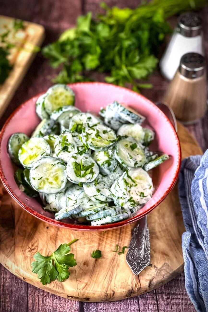 Gurkensalat mit Joghurt Dressing | klassisches Rezept
