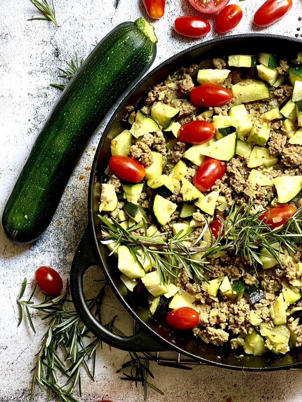Zucchini Pfanne mit Hackfleisch | diefrauamgrill.de